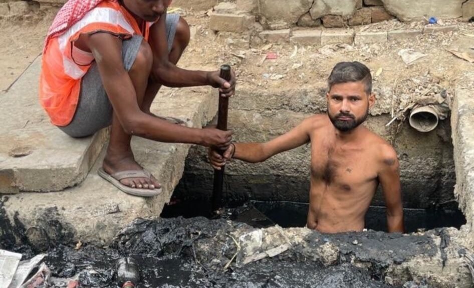 Delhi PWD Posts Images of Manual Scavenging, Deletes Them After Public ...