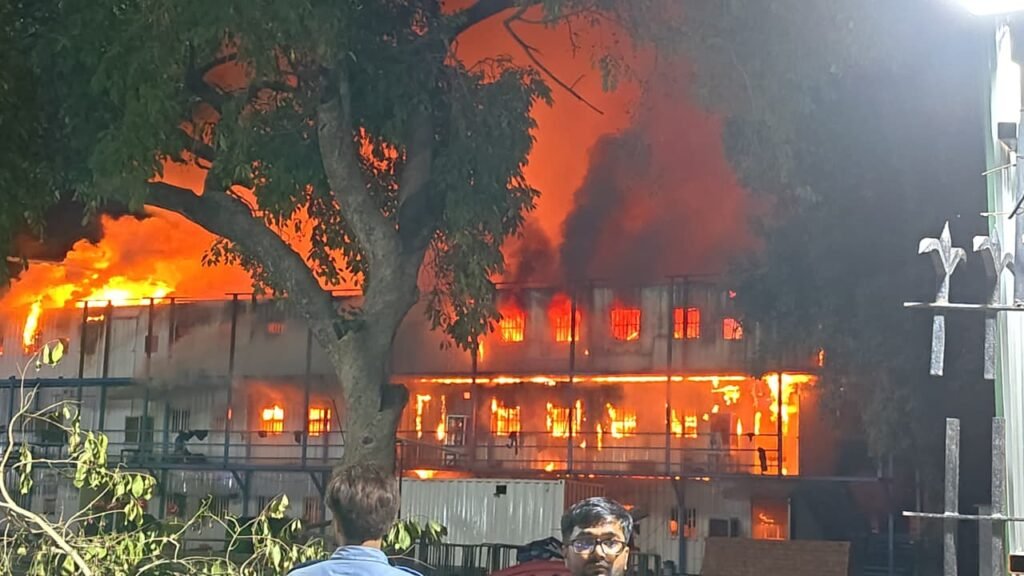 Massive Fire at Delhi Labour Camp Near Nirman Bhawan Leaves Over 1,000 ...